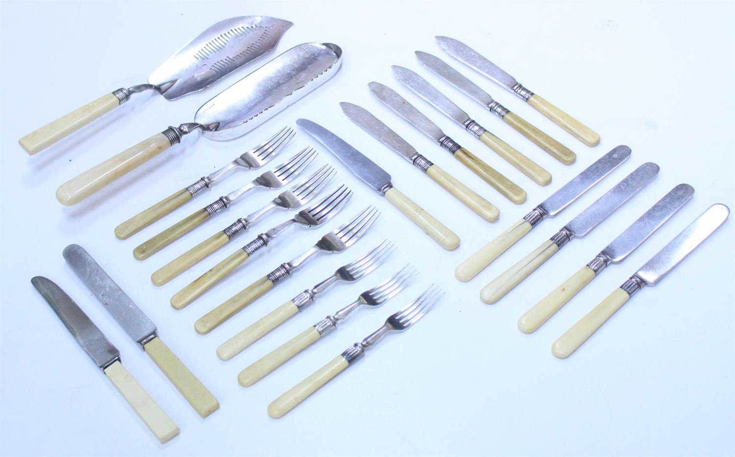 Lot 672 - A SILVER PLATED FISH SLICE
