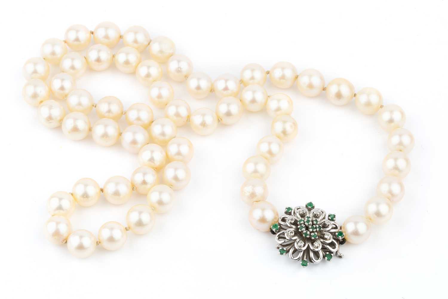 Lot 344 - A single strand uniform cultured pearl